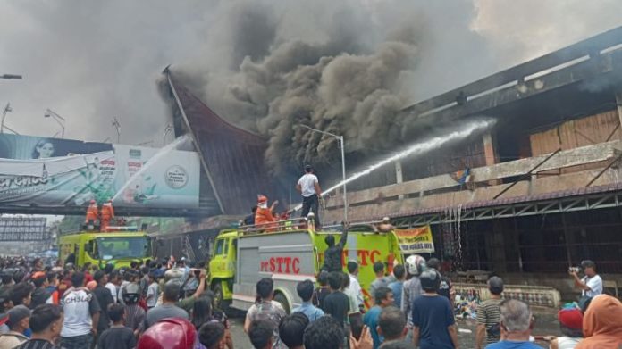 Pasar Horas Siantar Terbakar, PD PHJ Menghitung Kerugian Hingga Malam Hari