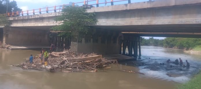 Pasca Banjir, Dinas PUPR Kota Tebing Tinggi Bersihkan Sampah di Bawah Jembatan