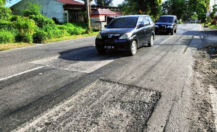 Patching di Jalan Siantar-Parapat Km 4,5 Bahayakan Pengendara