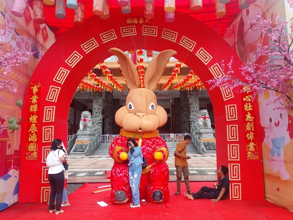 Patung Kelinci Vihara Cemara Deli Serdang jadi Objek Wisata Dadakan ...