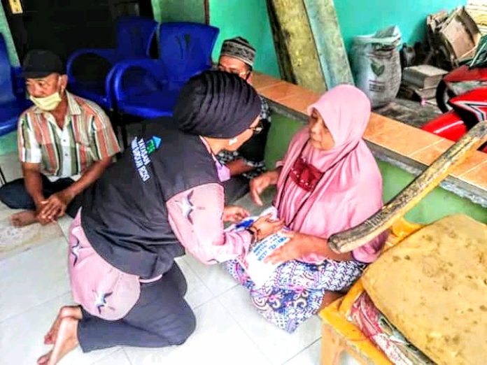 Penggali Kubur dan Guru Ngaji Terima Santunan di Batu Bara