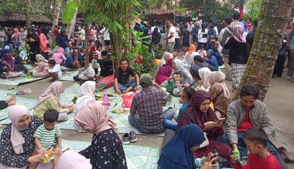 Penghujung Tahun, Wisata Kuliner Pasar Kamu di Pantai Labu Dipadati ...