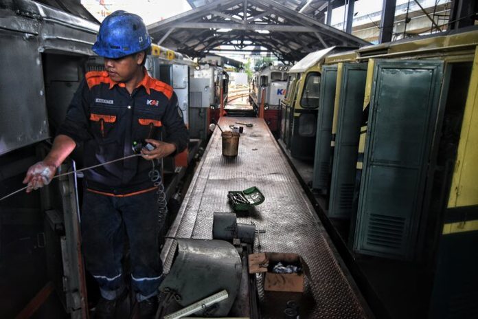 Perawatan Lokomotif Kereta Api Jelang Natal 2024 dan Tahun Baru 2025