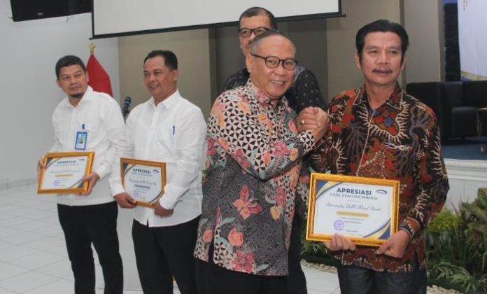 Perumda Mual Nauli Tapteng Raih Penghargaan BUMD Terbaik Kinerja Sehat
