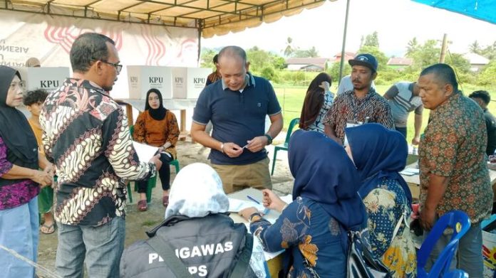 Pilkada Tapteng, Mahmud dan Keluarga Nyoblos di TPS 001 Pandan