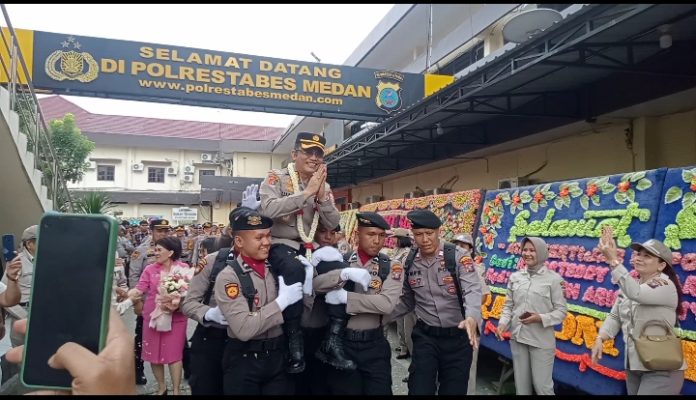 Pisah Sambut Kapolrestabes Medan, Kombes Teddy Jhon Marbun Keluar Digendong