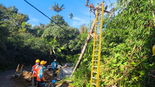 PLN Perbaiki Dua Tiang Patah dan Trafo Jatuh Akibat Longsor di Bahbiru