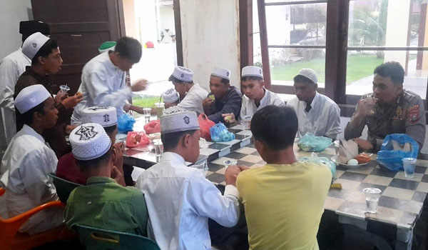 Polsek Labuhan Ruku Berbagi Takjil dan Buka Puasa Bersama Santri