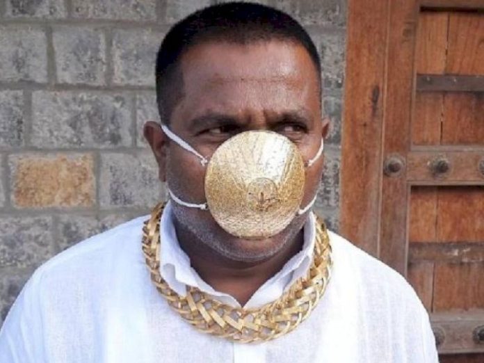 Pria India Ini Pakai Masker Berlapis Emas, Ternyata Ini Alasannya
