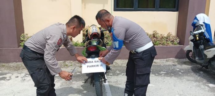 Propam Polres Siantar Tertibkan Kendaraan Personel yang Parkir Sembarangan Propam Polres Siantar Tertibkan Kendaraan Personel yang Parkir Sembarangan
