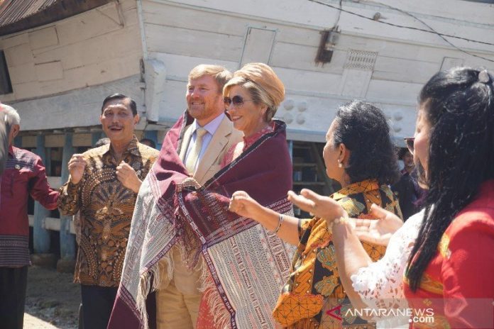 Raja Willem Alexander dan Ratu Maxima Cerruti Dihadiahi Kain Ulos Pinunsaan