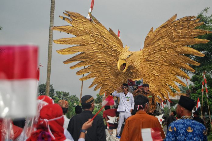 Replika Burung Garuda Karya Warga Percut Meriahkan HUT ke-79 RI
