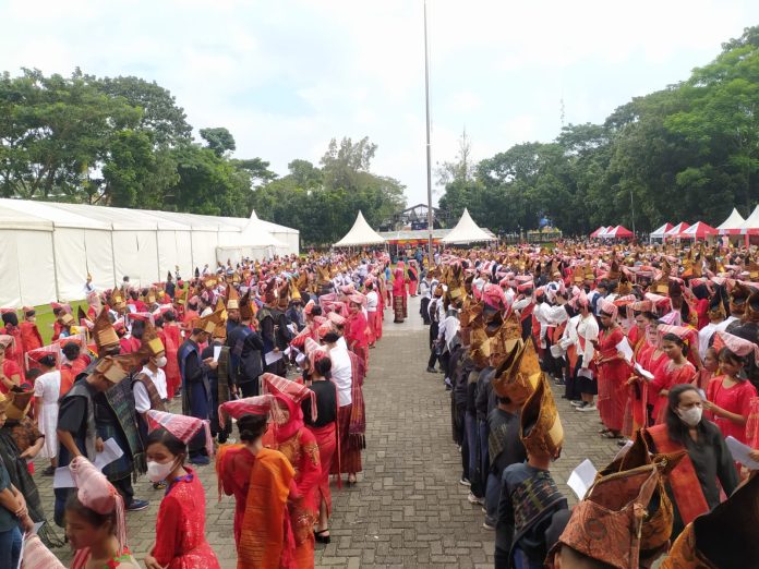 Ribuan Pelajar Siantar Gelar Upasa Simalungun di Gebyar UMKM 2022 ...