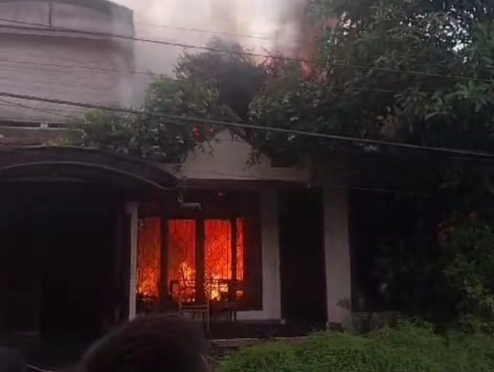 Rumah Mewah Dua Lantai di Tasbi II Medan Terbakar