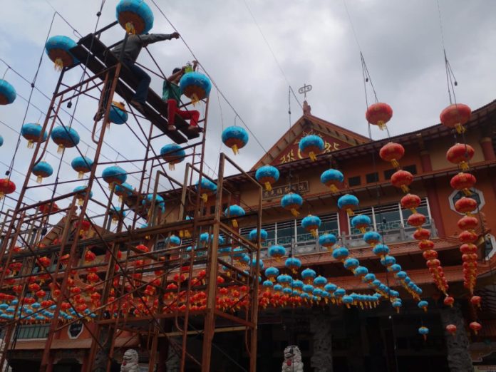 Sambut Imlek 2023, Seribu Lampion Hiasi Langit Vihara Cemara Asri