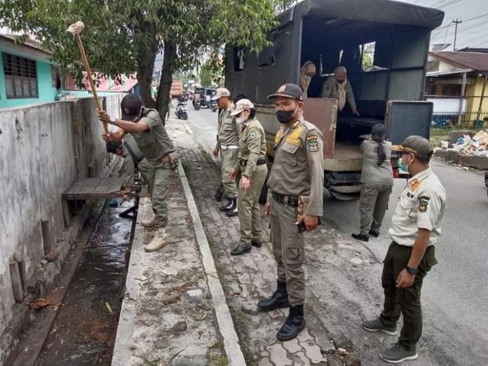 Satpol PP Kembali Bongkar Bangunan Liar di Atas Drainase, Kali Ini di ...