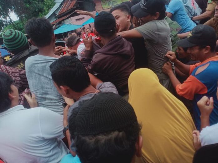 Sebelum Meninggalkan Medan, Warga Rebutan Sembako dan Kaos dari Presiden