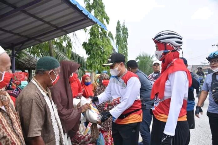 Sembari Gowes, Bupati Zahir Berikan Sembako untuk Kaum Dhuafa dan Lansia
