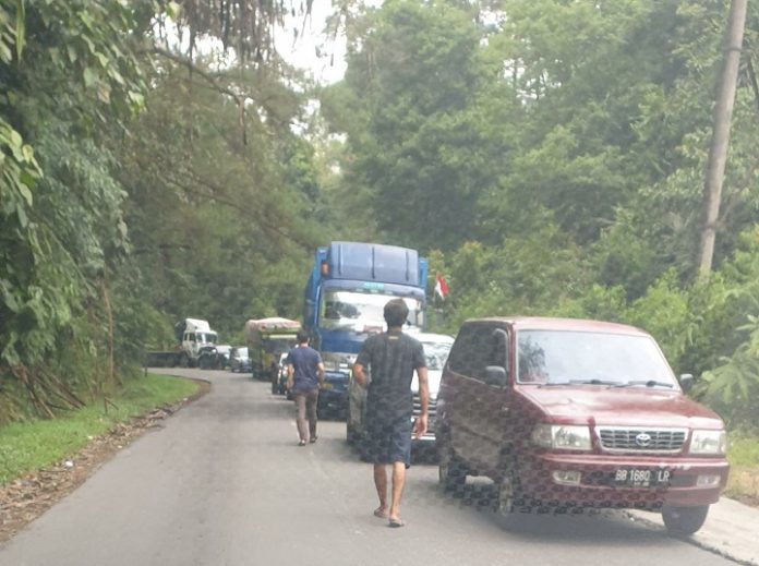 Sempat Macet Total, Kini Jalan Parapat Mulai Lancar