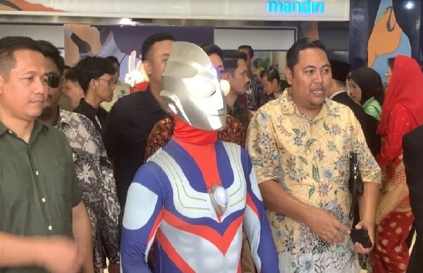 Sosok Pemakai Kostum Ultraman Saat Akan Dilantik jadi DPR, Segini ...