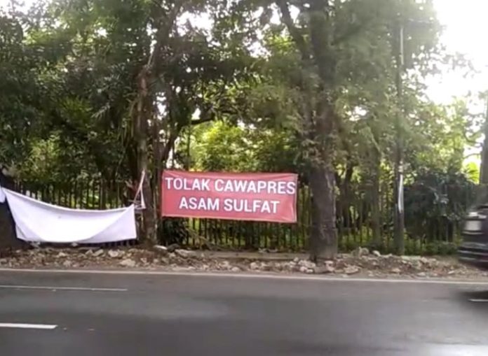 Spanduk Bertuliskan Tolak Cawapres Asam Sulfat, Hebohkan Warga Medan Spanduk Bertuliskan Tolak Cawapres Asam Sulfat, Hebohkan Warga Medan