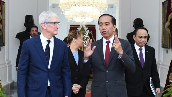 Tim Cook Pertimbangkan Buat Pabrik Apple di Indonesia