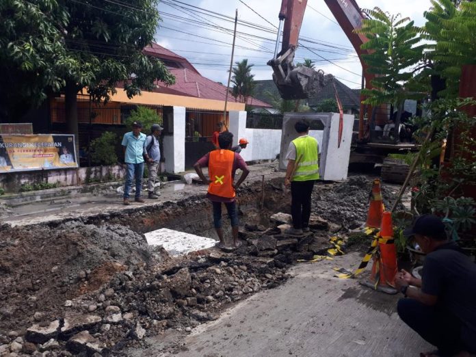 Tumpukan Tanah Pengorekan Drainase Menumpuk di Jalan, Ini Respons Dinas ...