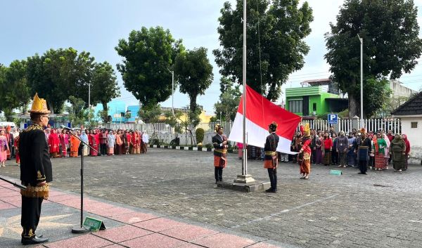 Upacara HUT RI ke-79, Staf RSUP H Adam Malik Kompak Pakai Baju Adat Upacara HUT RI ke-79, Staf RSUP H Adam Malik Kompak Pakai Baju Adat