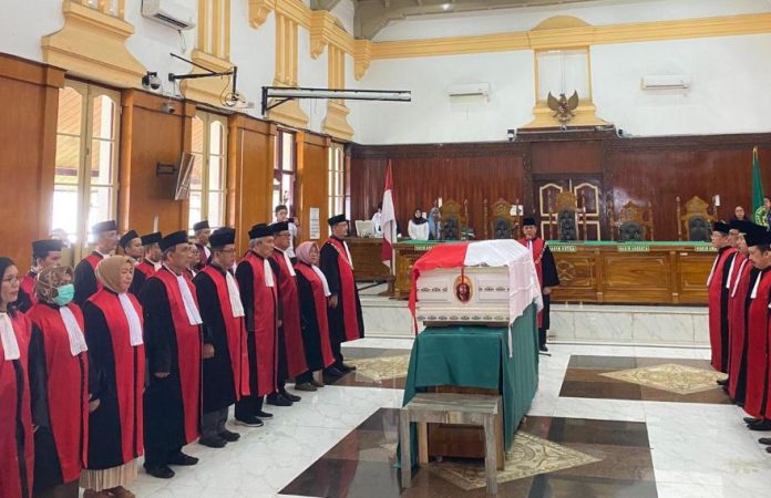 Upacara Penghormatan Jenazah Hakim Oloan Silalahi, Ketua PN Medan ...