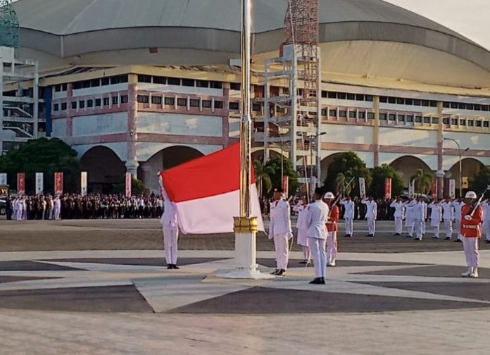 Upacara Penurunan Bendera HUT RI di Lapangan Astaka, Merah Putih Mendarat Mulus