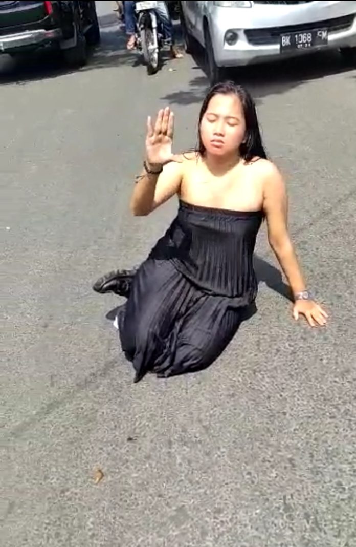 Wanita Berparas Cantik Menari di Tengah Jalan Viral di Medsos