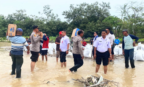 Warga dan Forkopimcam Air Putih Gotong Royong Perbaiki Tanggul Sungai Jebol