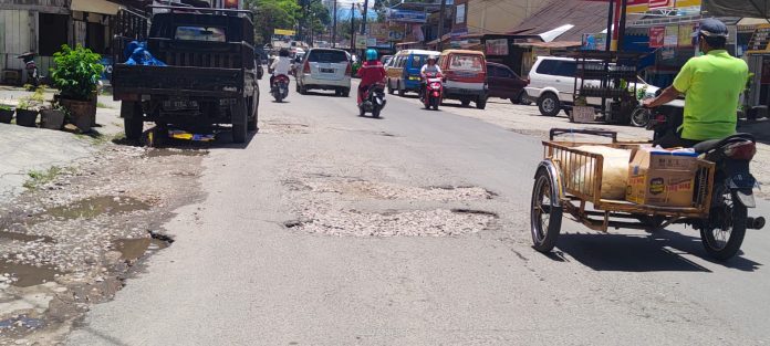 Warga Resah, Jalan Berlubang di Kota Sidikalang Mengancam Keselamatan ... Warga Resah, Jalan Berlubang di Kota Sidikalang Mengancam Keselamatan ...