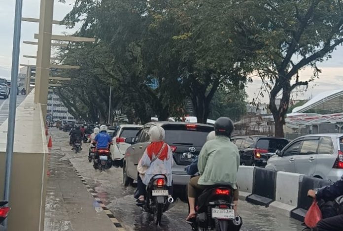 Sempat Tergenang Akibat Hujan, Air di Jalan Stasiun Kereta Api Sudah Surut